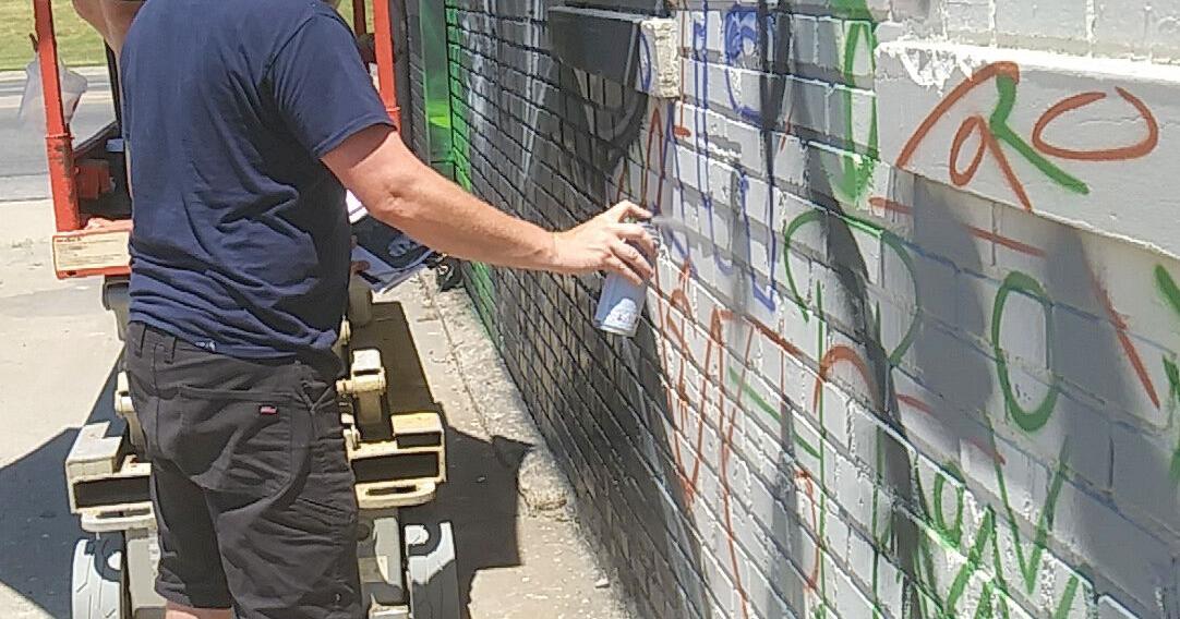 Artist dedicates mural to music legends | News | muskogeephoenix.com