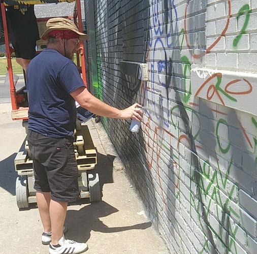 Artist dedicates mural to music legends | News | muskogeephoenix.com