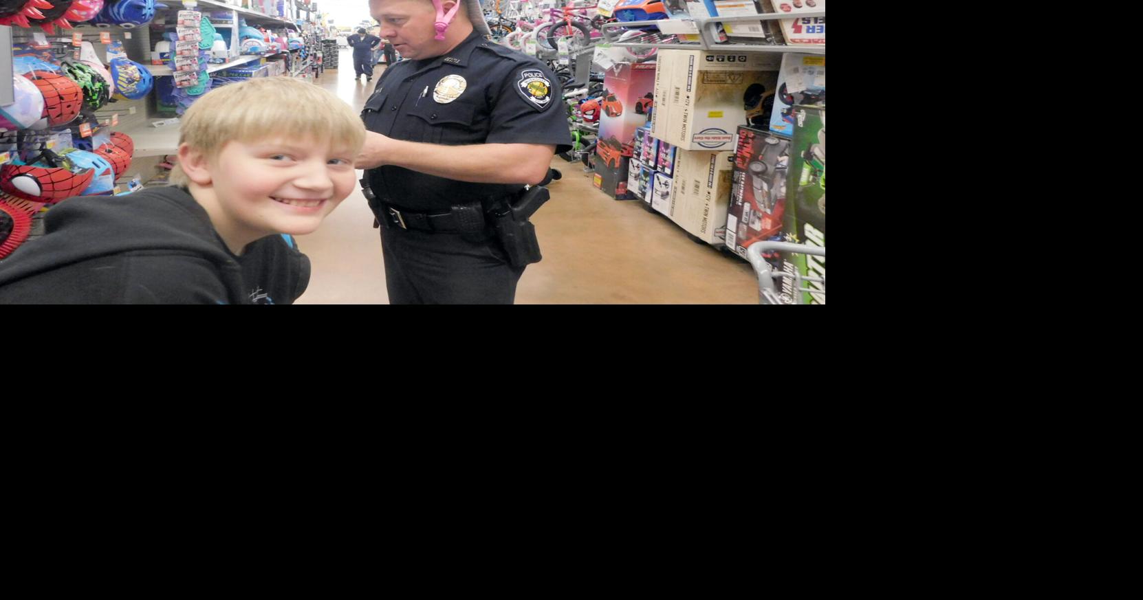 Muskogee police officers make Christmas better for kids | Community ...