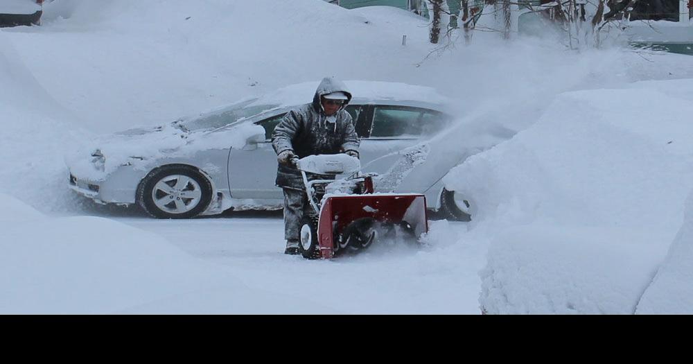 Gravenhurst neighbours weather storm together