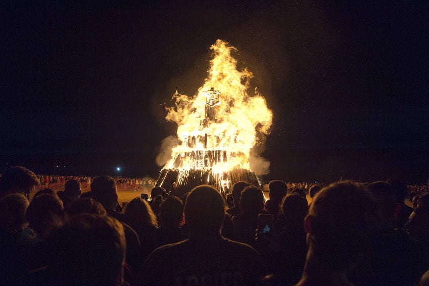 Student Bonfire unites Texas A&M students, alumni ahead of LSU game ...