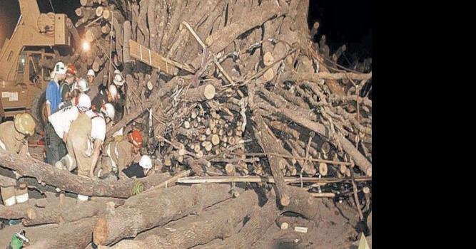 Stack collapses: Kills 11, 28 injured | Archive | myaggienation.com