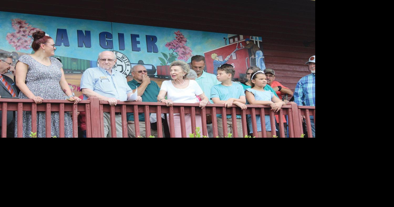 Angier dedicates new depot mural | Photo Galleries | mydailyrecord.com