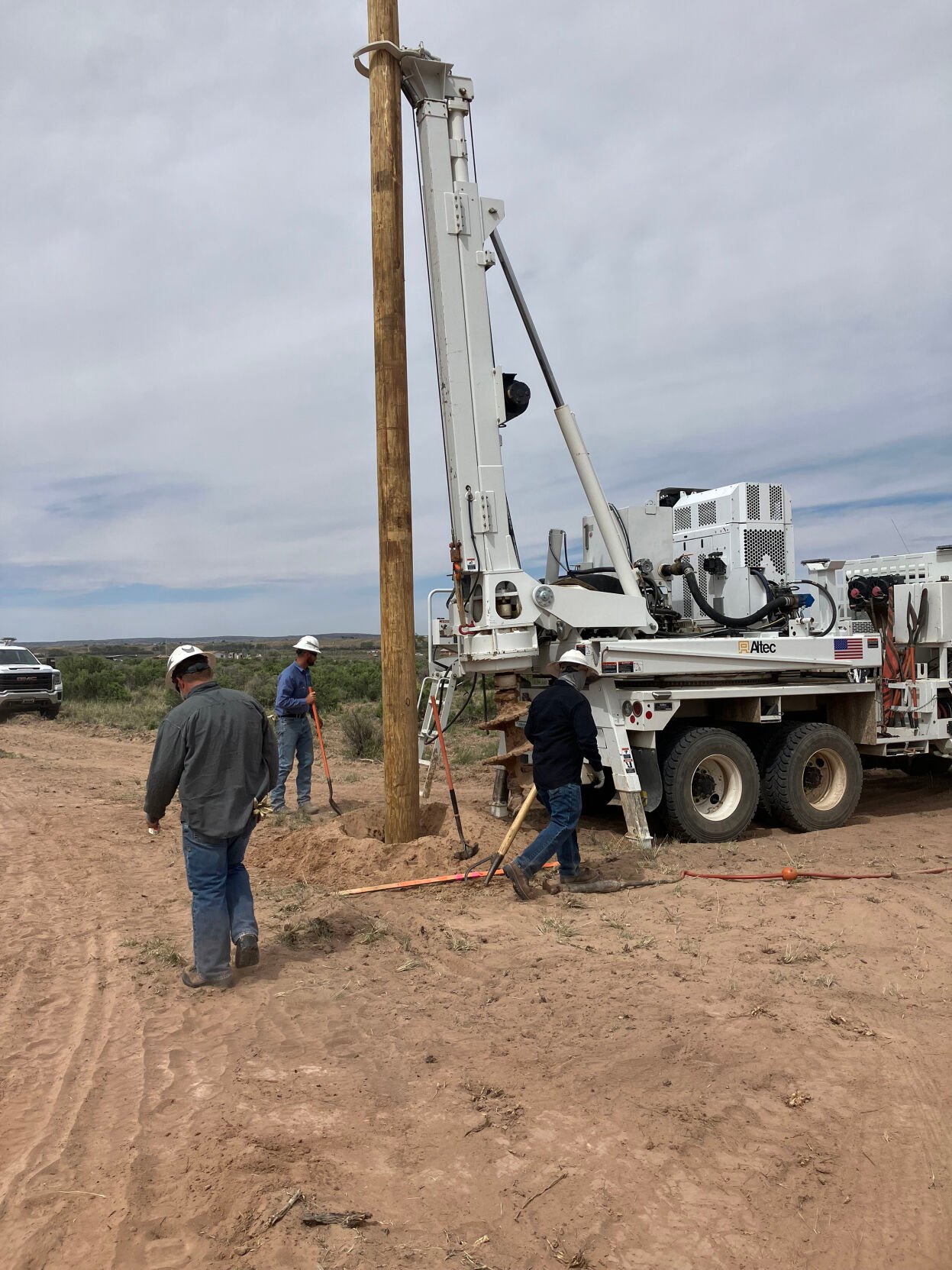 SSVEC sends crew to ‘Light Up Navajo’ | State | myheraldreview.com