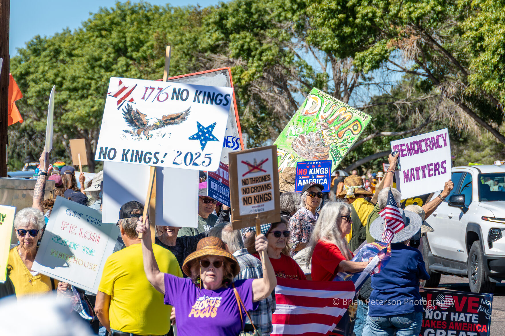 More than a thousand turn out for Sierra Vista 'No Kings' protest ...