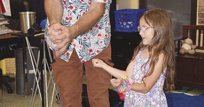 Magic of Arthur Atsma keeps children laughing | News | mymcr.net