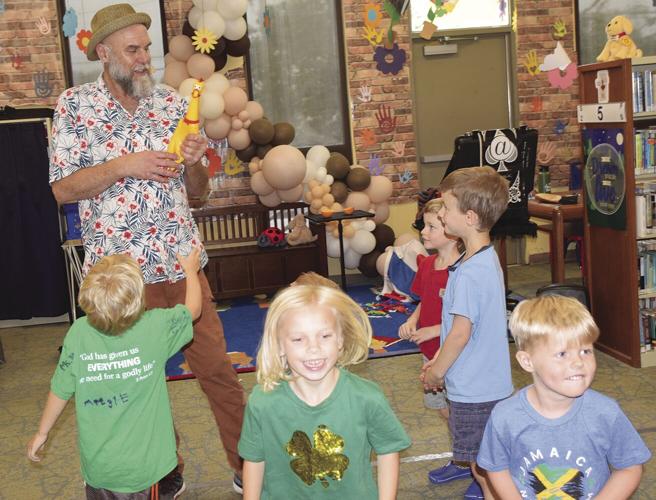 Magic of Arthur Atsma keeps children laughing | News | mymcr.net