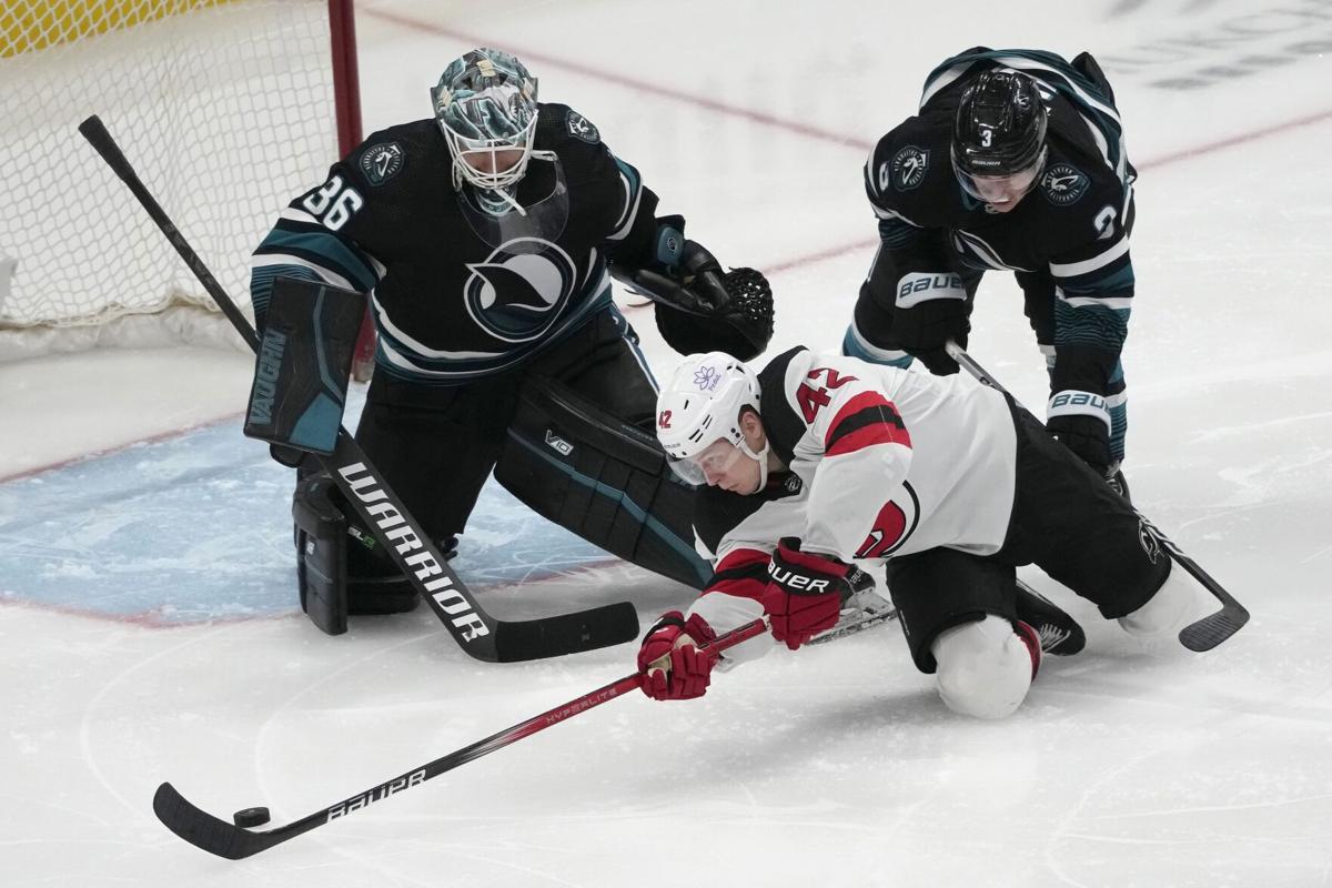 NHL: Devils score 7 straight goals to rout Sharks 7-2