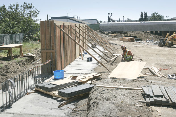 Flood walls going up in Oxbow bypass | Local News | napavalleyregister.com
