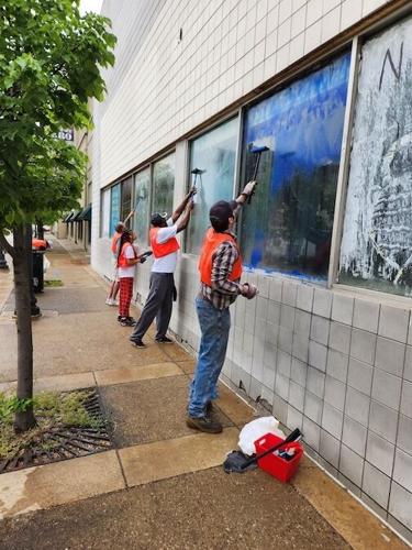 Volunteers clean up New Castle in the rain | Lifestyles | ncnewsonline.com