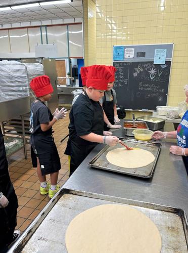 Ellwood students operate pizza shops, gain business experience | Local ...