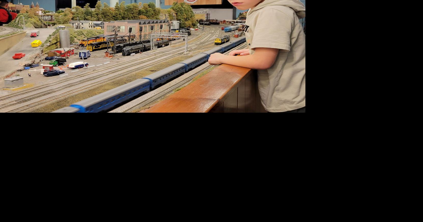 Cruisin': Youngstown model train displays a holiday tradition for 37 ...