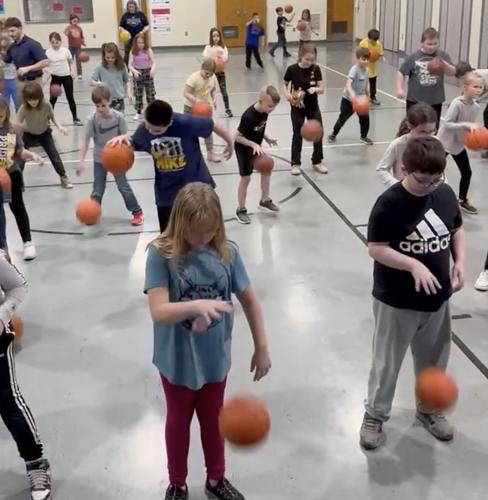 Wilmington Elementary students receive rhythm basketball lessons ...
