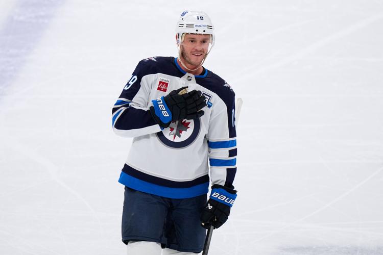 Jonathan Toews gets standing ovation in return to Chicago with the ...