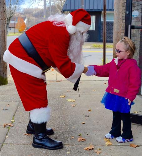 Mahoningtown welcomes Santa, holiday season | News | ncnewsonline.com