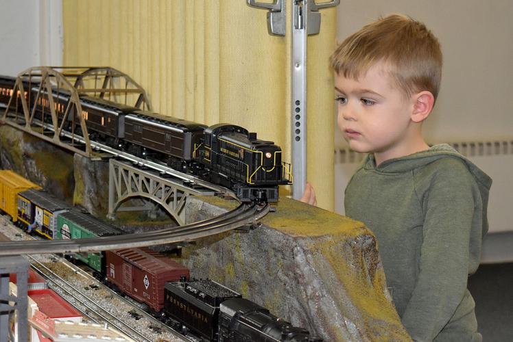Big shows, little choo choos: Crowds flock to local model train setups ...