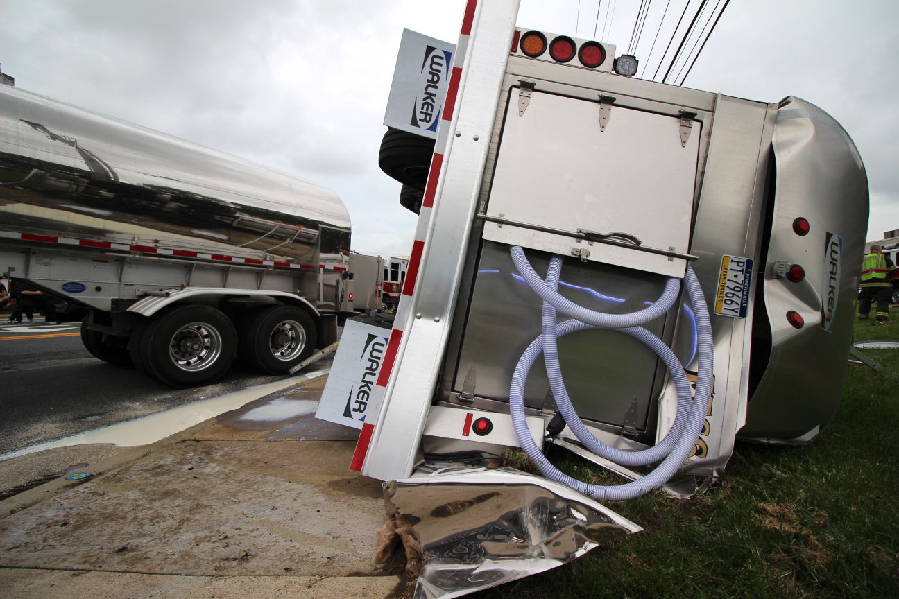 Tanker truck carrying milk overturns | News Gallery | newarkpostonline.com