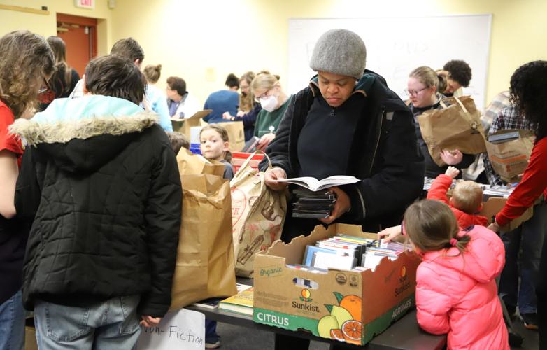 Newark Free Library book sale draws a crowd | News | newarkpostonline.com