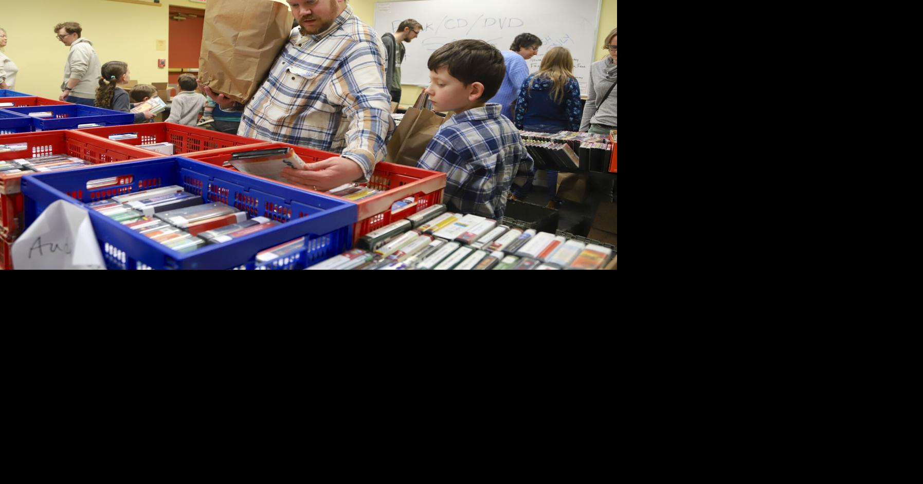 Newark Free Library book sale draws a crowd | News | newarkpostonline.com