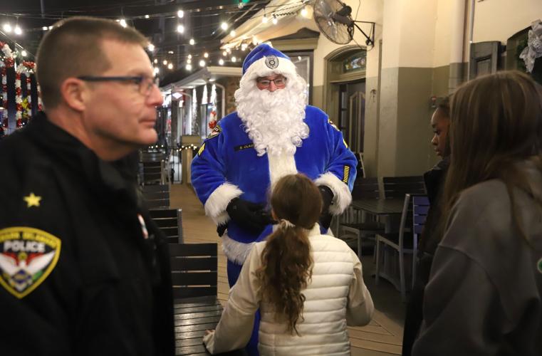 Sgt. Santa, Newark Police spread Christmas cheer on Main Street | News ...