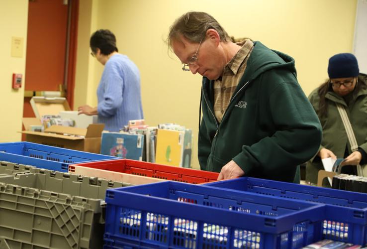 Newark Free Library book sale draws a crowd | News | newarkpostonline.com