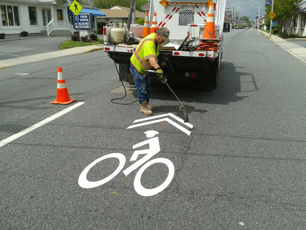 ‘Sharrows’ encourage motorists, bicyclists to co-exist on Main Street ...
