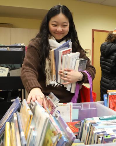 Newark Free Library book sale draws a crowd | News | newarkpostonline.com
