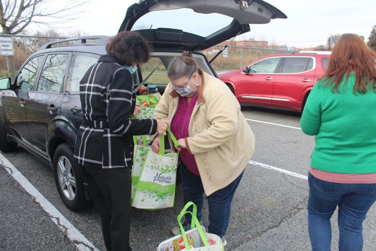Oberle Elementary distributes holiday meals to families in need | News ...