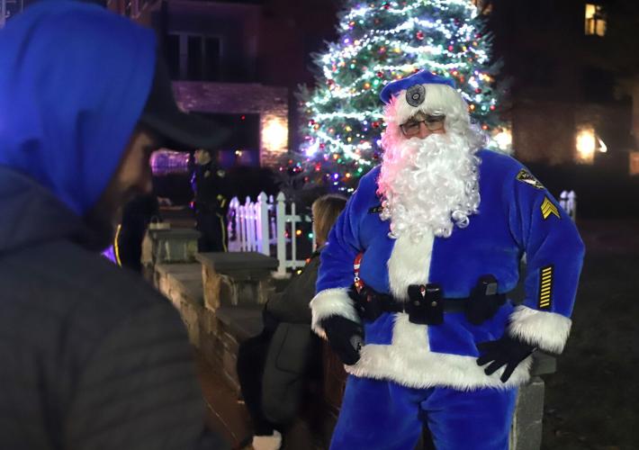 'Sgt. Santa' helps Newark Police officers hand out presents | News ...