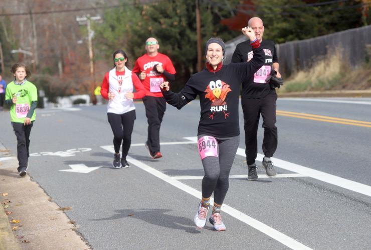 Annual Turkey Trot draws hundreds of runners to Newark | News ...