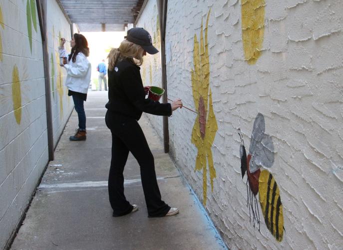 New mural brightens Main Street alley | News | newarkpostonline.com