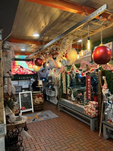 MadMacs, Newark United Methodist Church win holiday window decorating ...