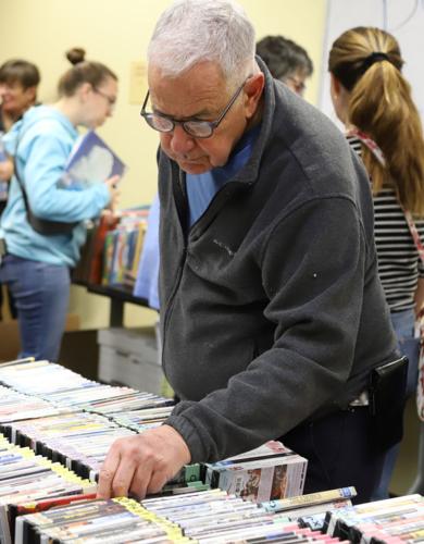 Newark Free Library book sale draws a crowd | News | newarkpostonline.com