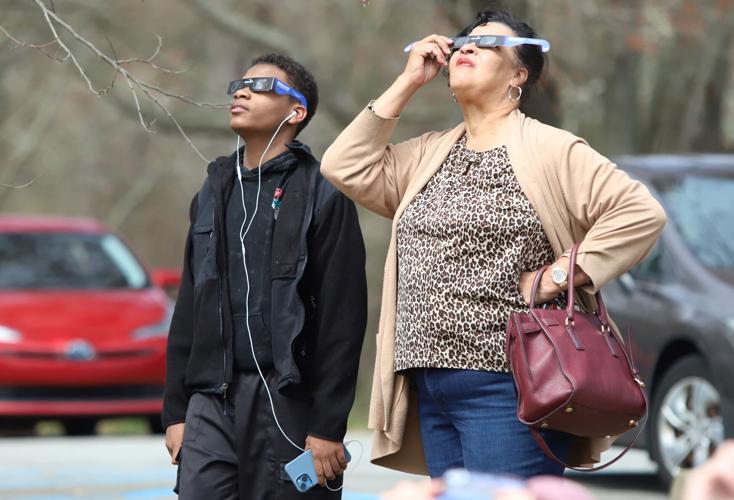 Newarkers gather to marvel at solar eclipse | News | newarkpostonline.com