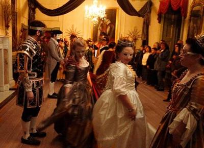 Rain can’t keep visitors away from ‘Candlelight Masquerade’ | Local ...
