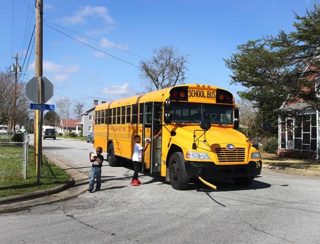 PHOTOS: Free Meals on Big School Wheels | Local News | newbernsj.com