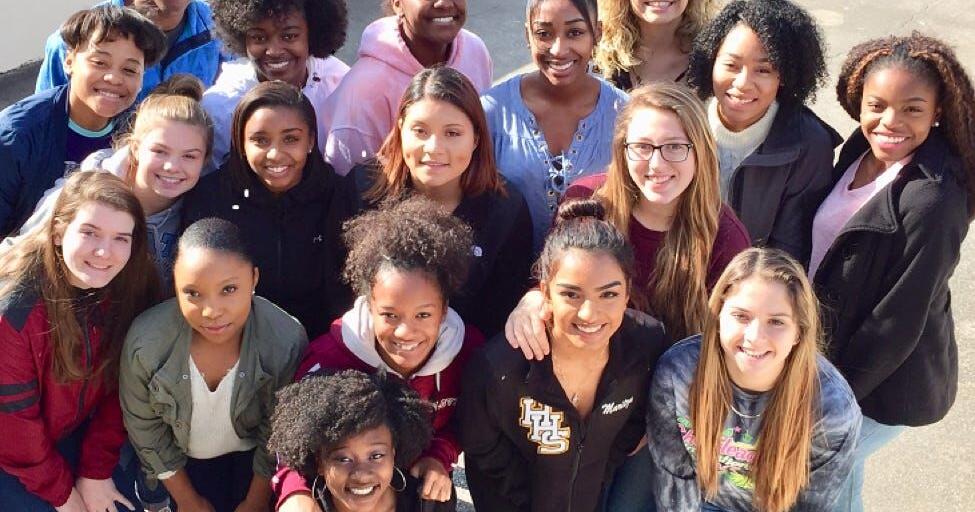 Havelock cheerleaders lead the crowd | Local News | newbernsj.com