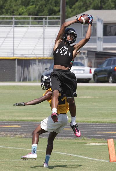 Football: Rams, ‘Canes battle in 7-on-7 | Sports | newbernsj.com