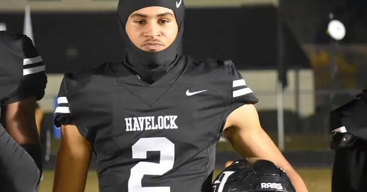 Havelock's Jaylen Hewitt, Jalen Morgan to play football in college ...