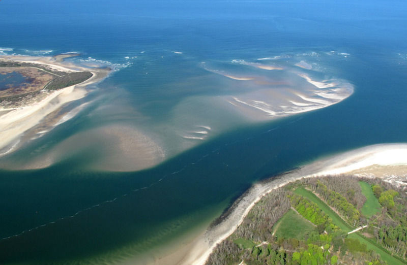 A massive sandbar forms | Local News | newburyportnews.com
