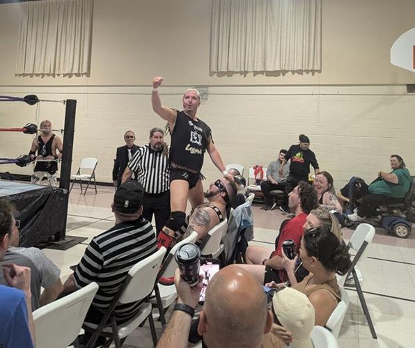 Former WWE Superstar James Ellsworth defeats 'The Slamburglar' at Brawl ...