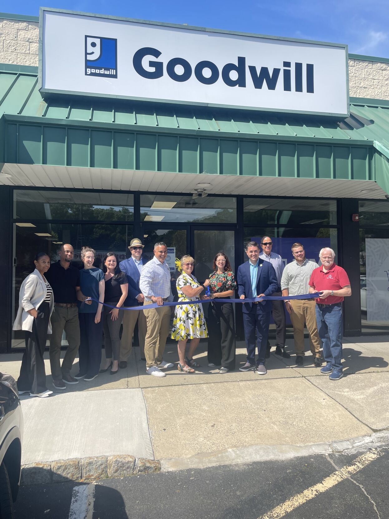Roxbury mayor cuts ribbon for new 'Goodwill' store in Ledgewood ...