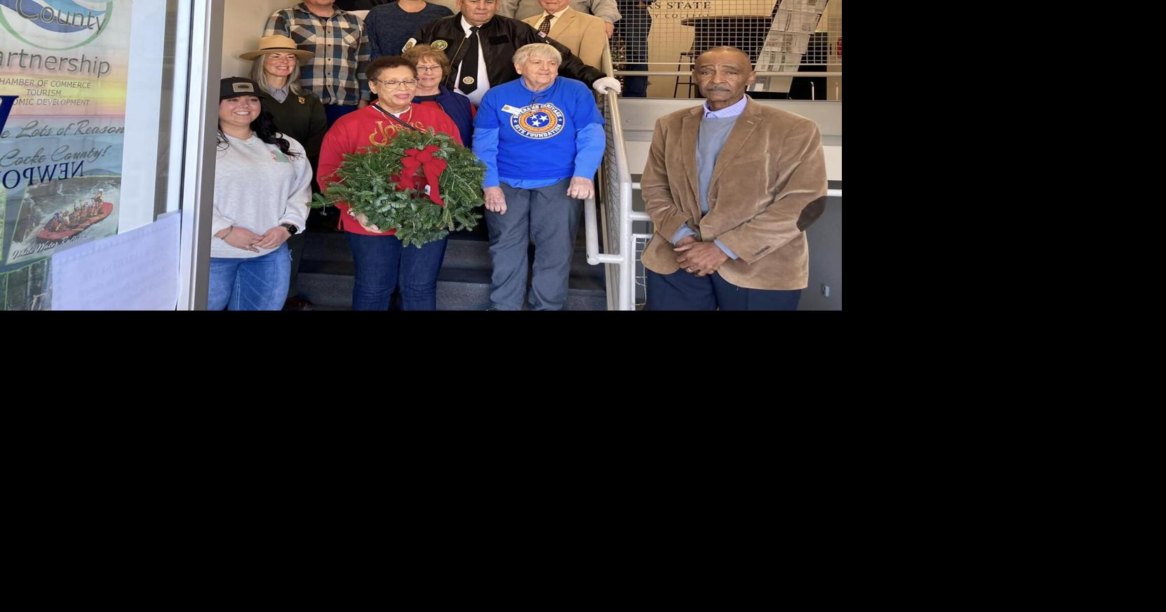 Placing a wreath to remember | Community Columns | newportplaintalk.com