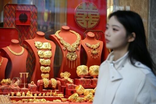 Hongkongers snap up silver as gold becomes 'too expensive' | National ...