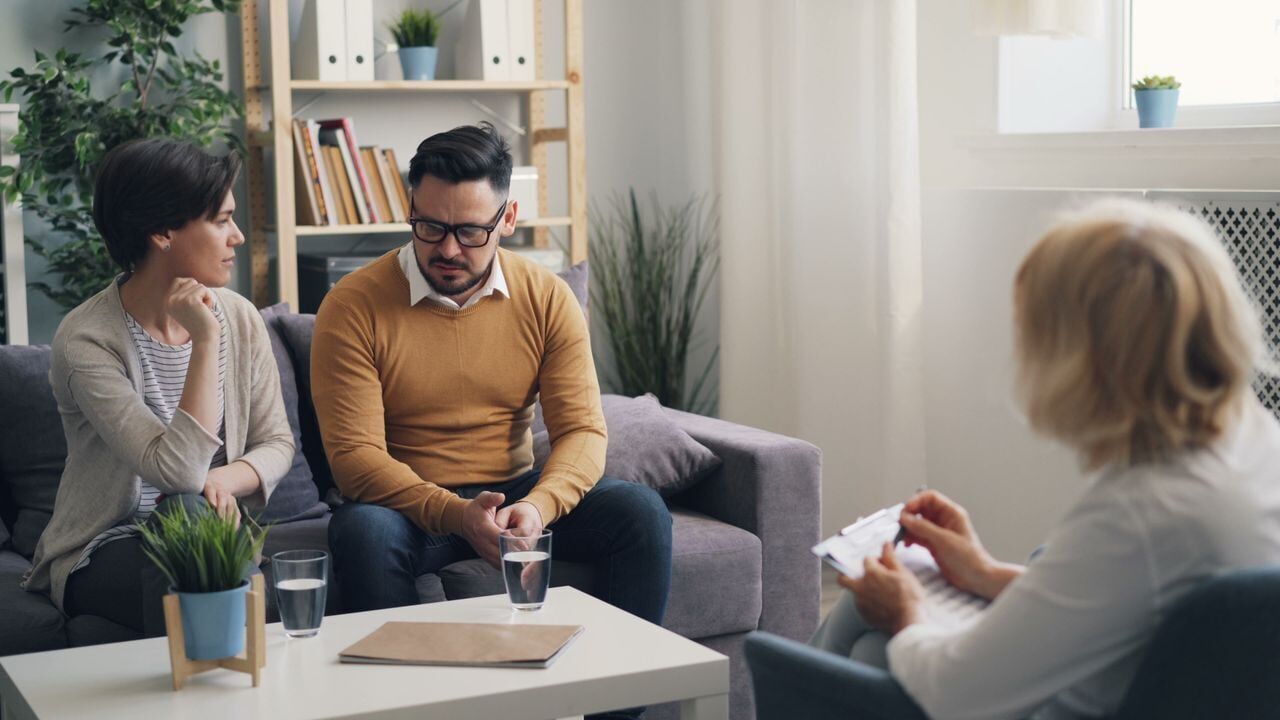 Couples therapist reveals 3 things you should never say to your partner ...