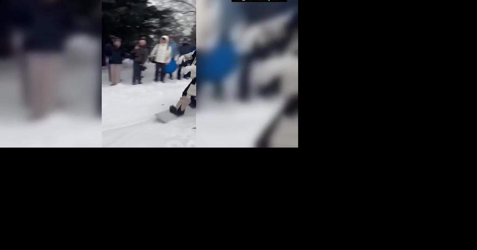 RAW: NY: SHAUN WHITE SNOWBOARDS IN CENTRAL PARK