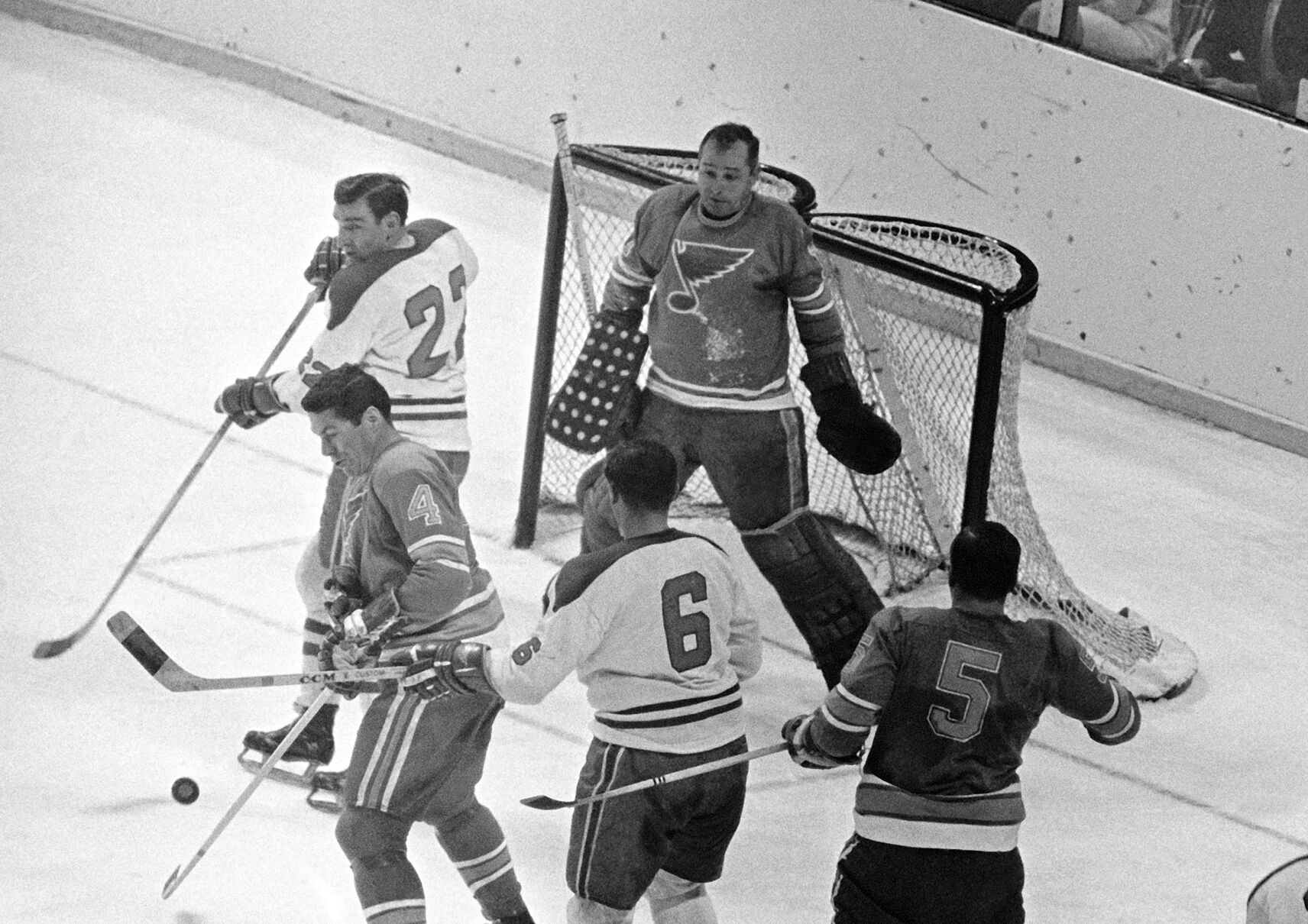 Hockey Hall of Famer Glenn Hall dies at 94