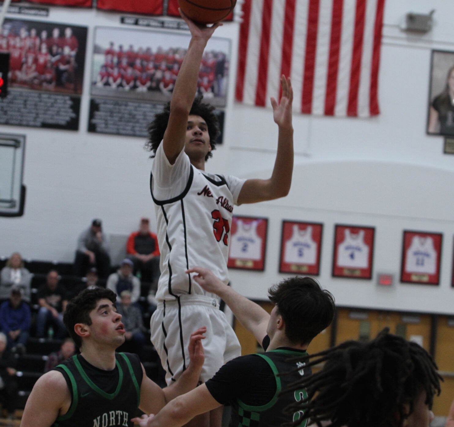 BOYS' BASKETBALL: Bulldogs hold off Huskies for win | Sports ...