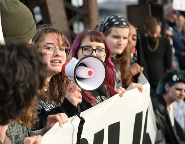 'We have community:' Students organize ICE protest on Big Four Bridge ...