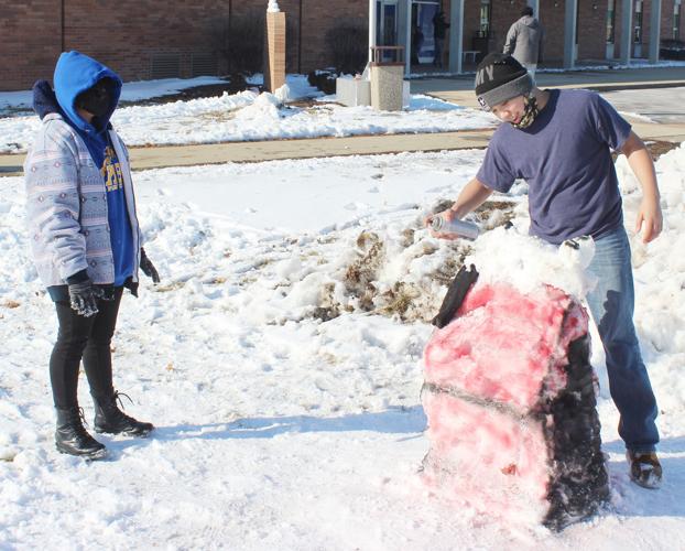 Students take part in snowman decorating contest | Ford County Record ...